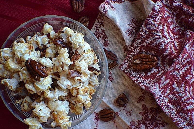 Maple Pecan Popcorn – RavieNomNoms