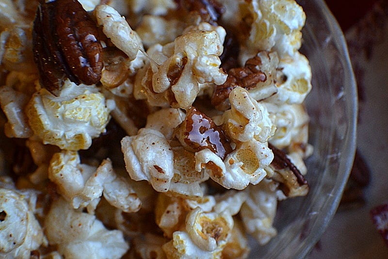 Maple Pecan Popcorn – RavieNomNoms